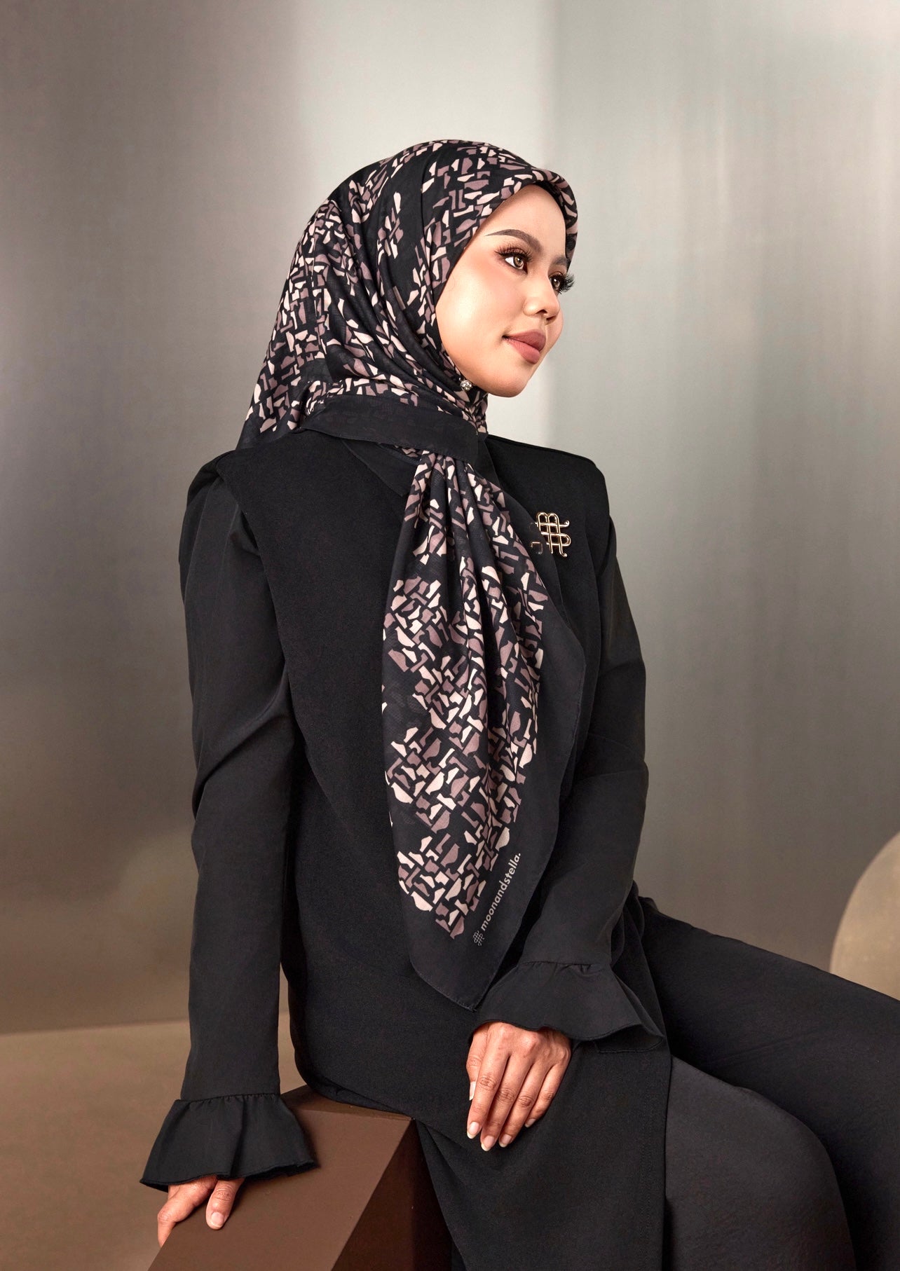 Moonandstella – Modest Squad